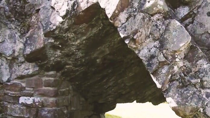 The Mystery of the Vitrified Forts of Europe - Conexão UFO